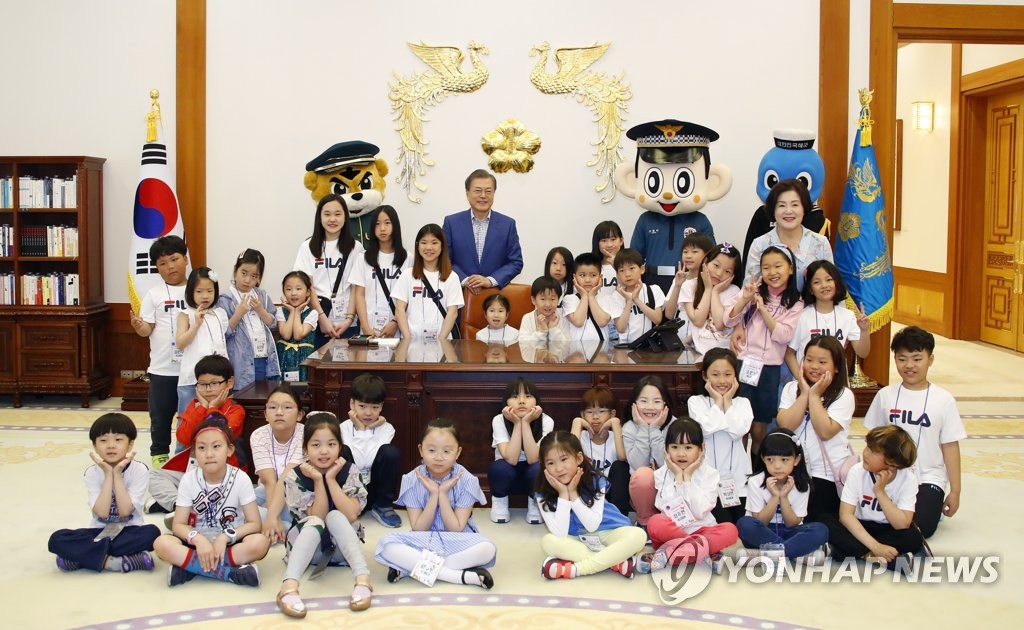 문 대통령 산불피해 초등학교 학생등과 함께 연합뉴스