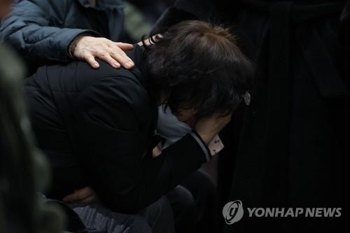 Families of plane crash victims mourn, voice frustrations | Yonhap News Agency