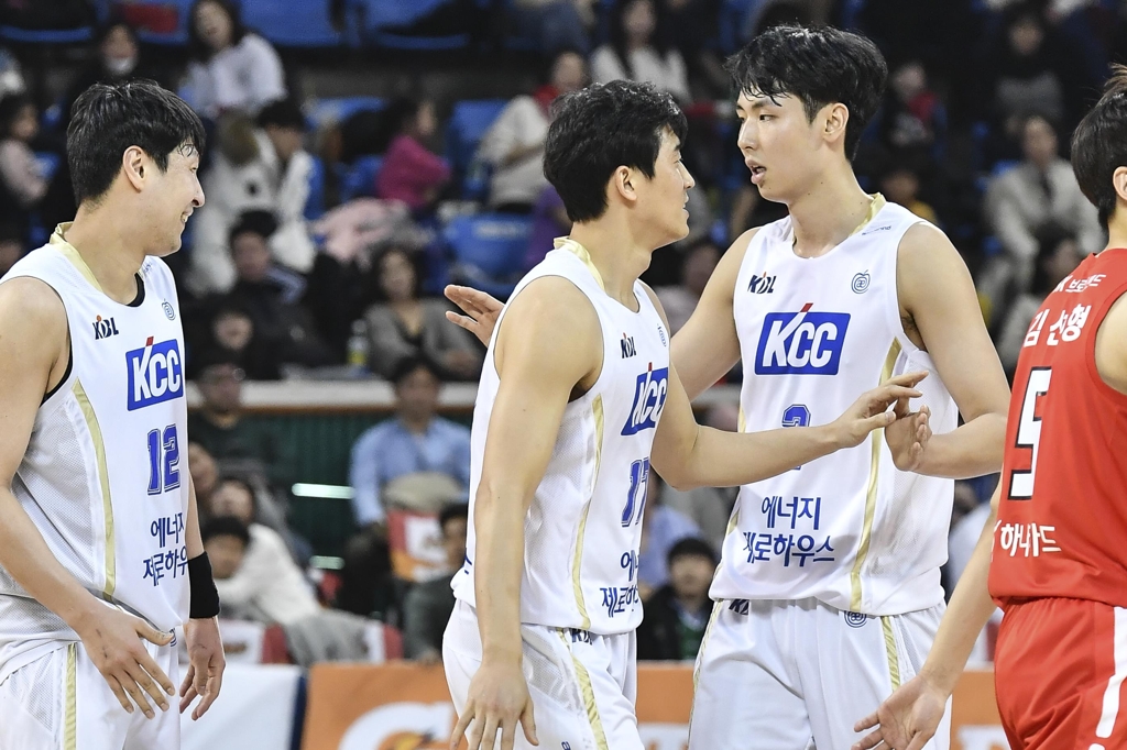 브라운 22점…KCC, SK 원정서 4년여 만에 이기고 5위 도약 | 연합뉴스