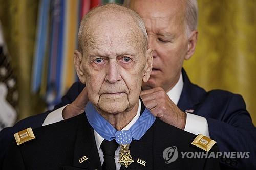 바이든, 베트남 방문 앞두고 '베트남전 영웅'에 훈장 | 연합뉴스