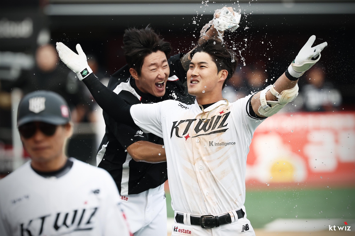 kt 배정대, 9번째 끝내기…조언자는 '끝내기 4번'의 문상철 | 연합뉴스