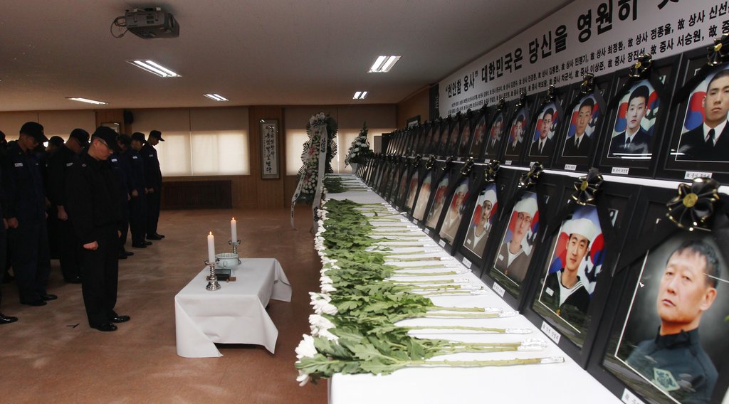 묵념하는 해군장병들 연합뉴스