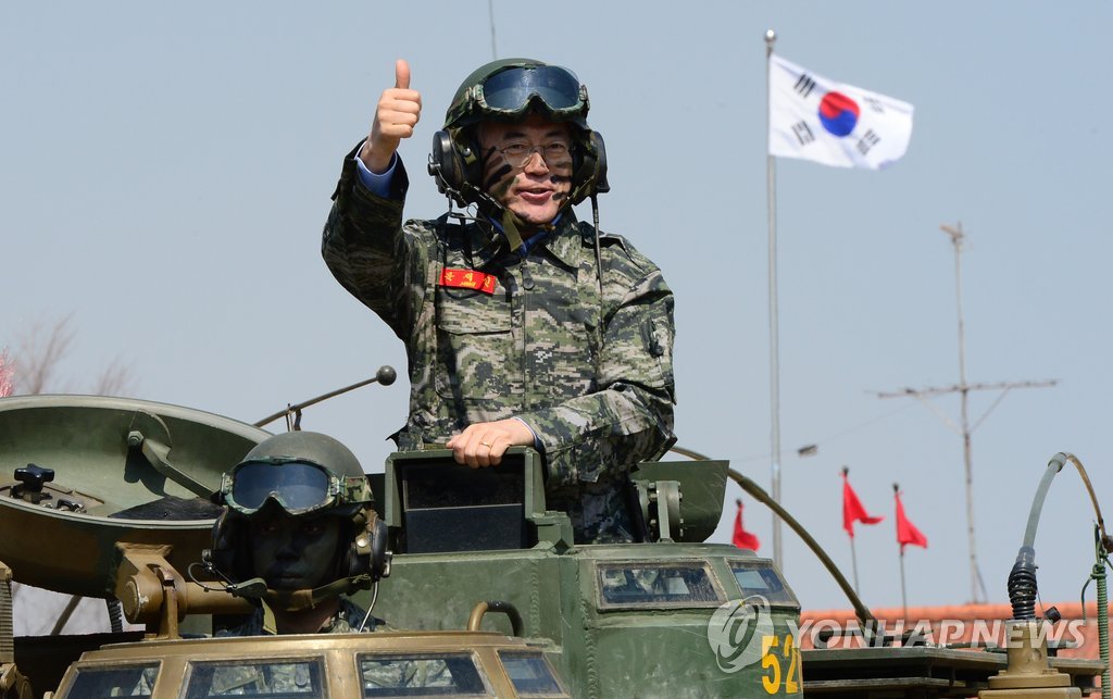 수륙양용 장갑차 탄 문재인 대표 연합뉴스