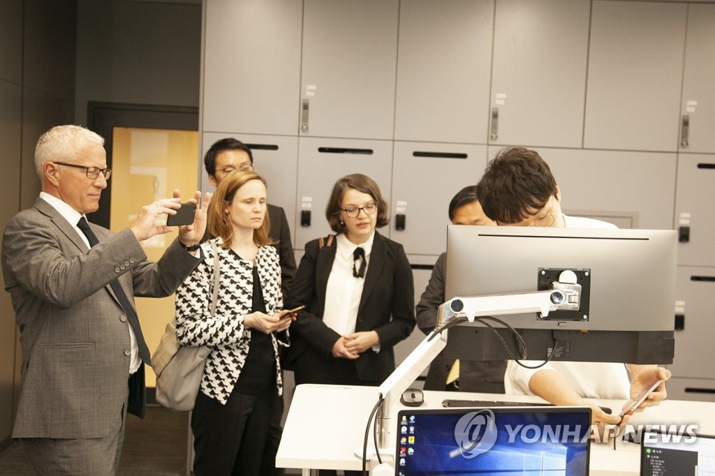 SKT 5G 스마트오피스 찾은 OECD WP-CISP 의장 | 연합뉴스