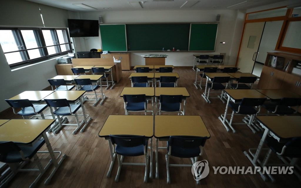 코로나19로 세번째 개학 연기 연합뉴스