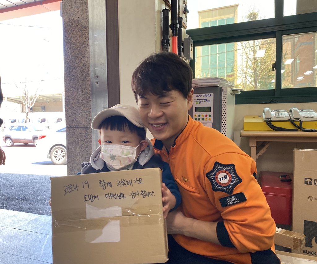 '소방관 아저씨 감사합니다' | 연합뉴스