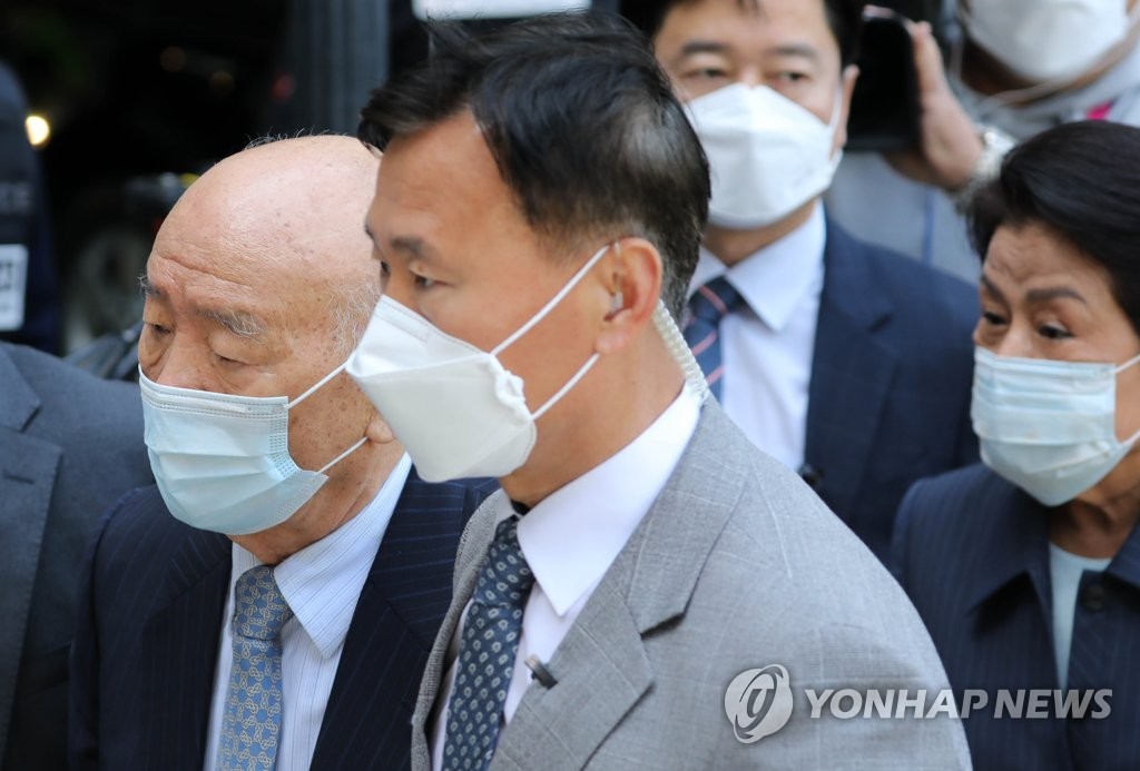 광주법원 도착한 전두환·이순자 부부 연합뉴스