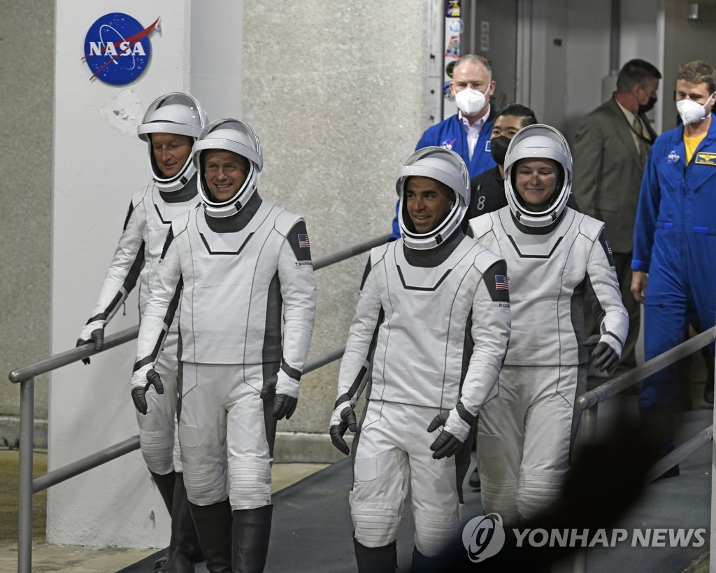 스페이스X 우주선 탑승 위해 발사대 향하는 우주 비행사들 | 연합뉴스