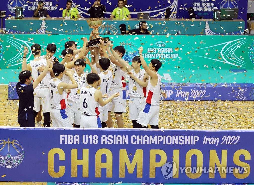 한국, U-18 아시아농구 22년 만에 우승 | 연합뉴스