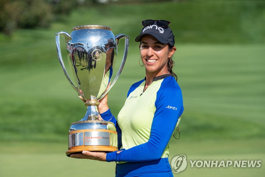 LPGA 'CP 여자오픈' 우승컵 차지한 폴라 레토 | 연합뉴스