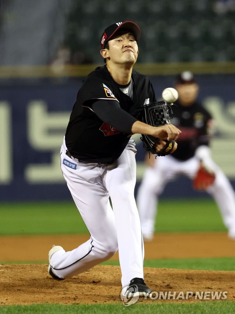 Baseball: LG Twins vs. KT Wiz | Yonhap News Agency