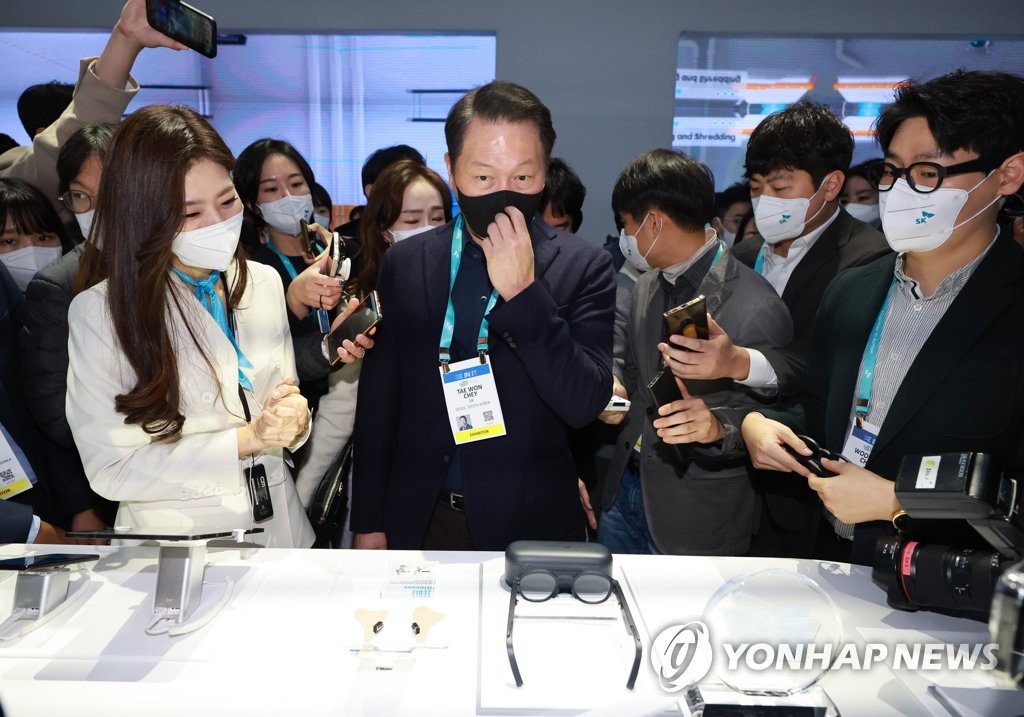 SK Group chairman visits CES | Yonhap News Agency