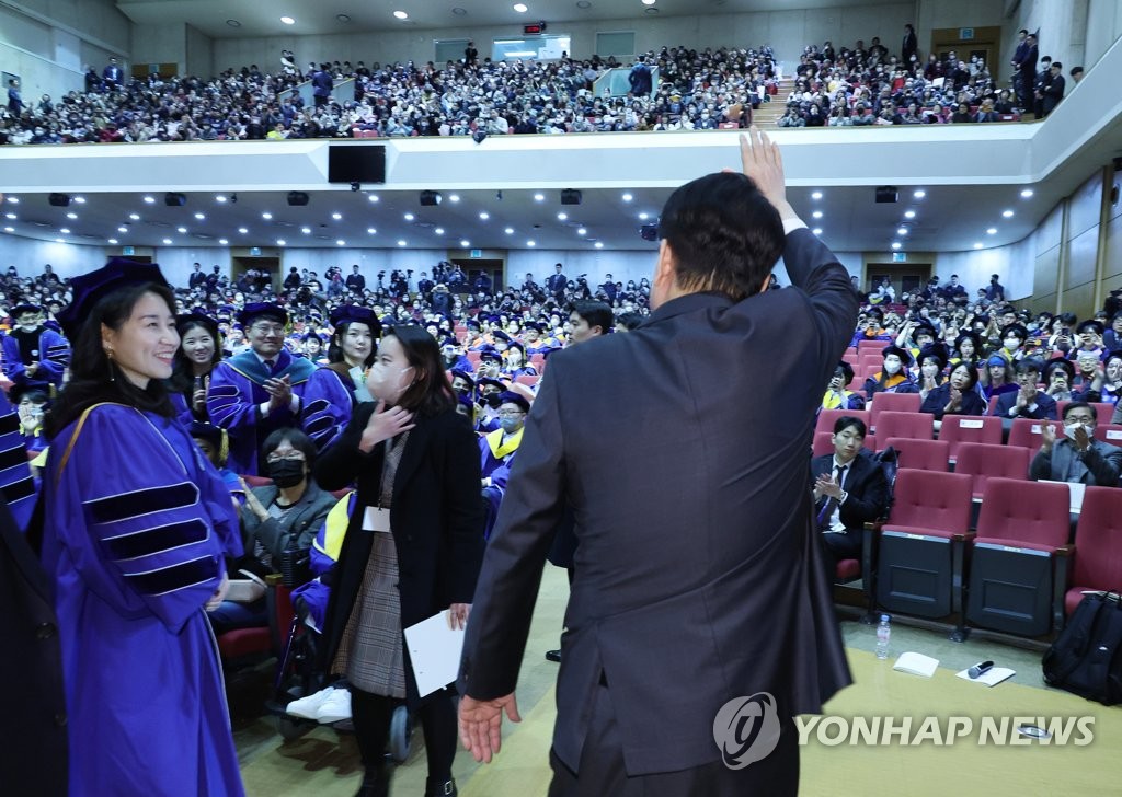 연세대 학위수여식에서 깜짝 축사 마친 윤석열 대통령 연합뉴스