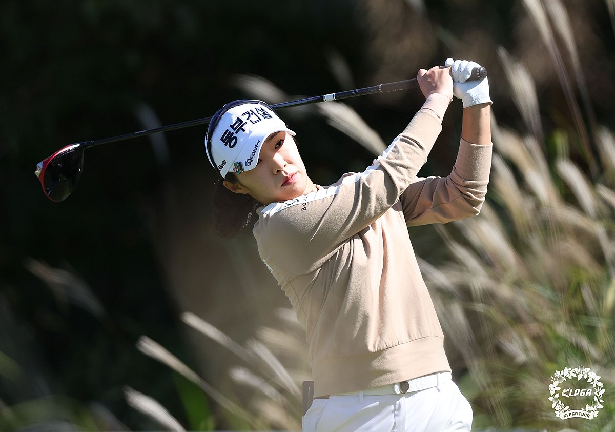 티샷하는 김수지 | 연합뉴스