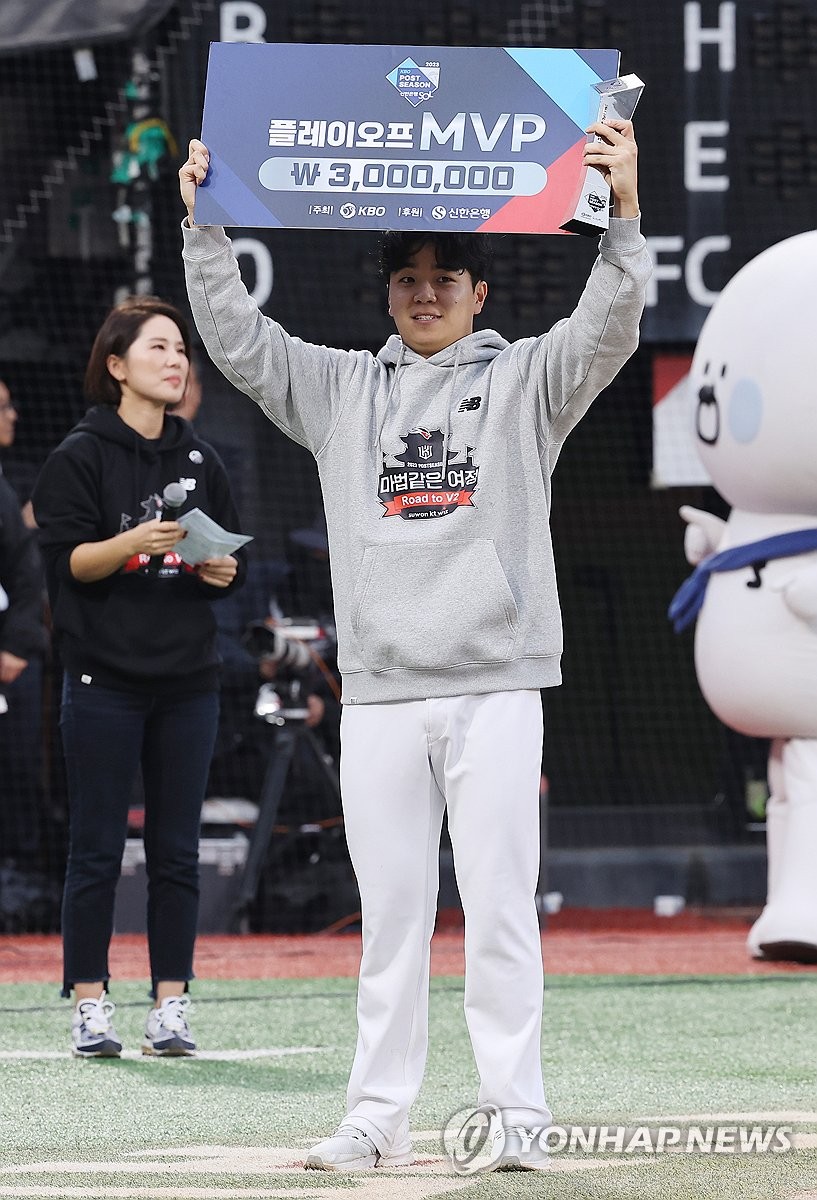 kt 손동현, PO MVP | 연합뉴스