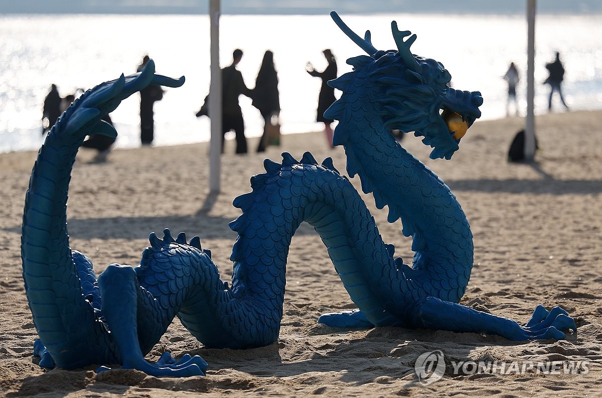 광안리에 설치된 푸른 용 | 연합뉴스