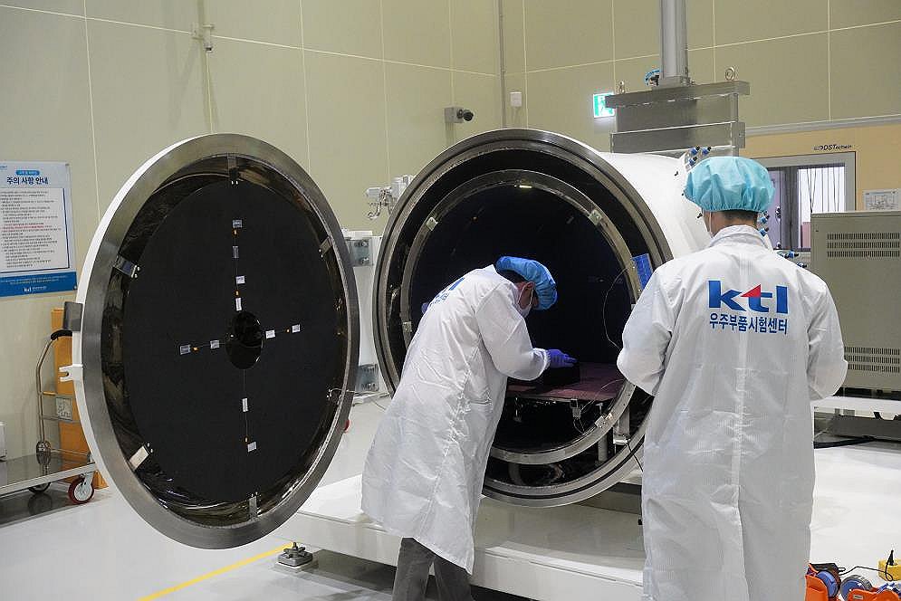 우주 부품 시험 중인 KTL | 연합뉴스