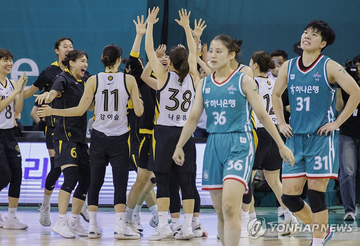 KB스타즈 WKBL 개막전 승리 | 연합뉴스