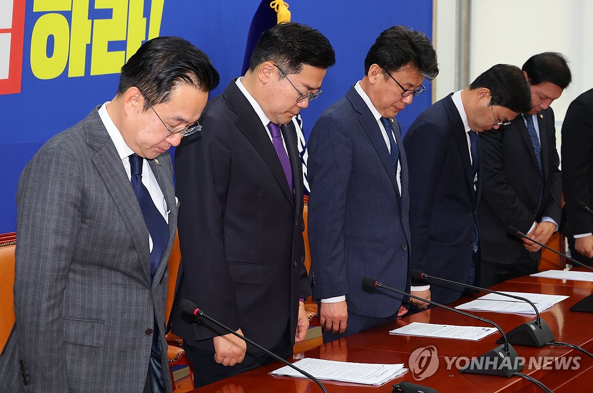 이태원 참사 희생자를 위한 묵념 연합뉴스