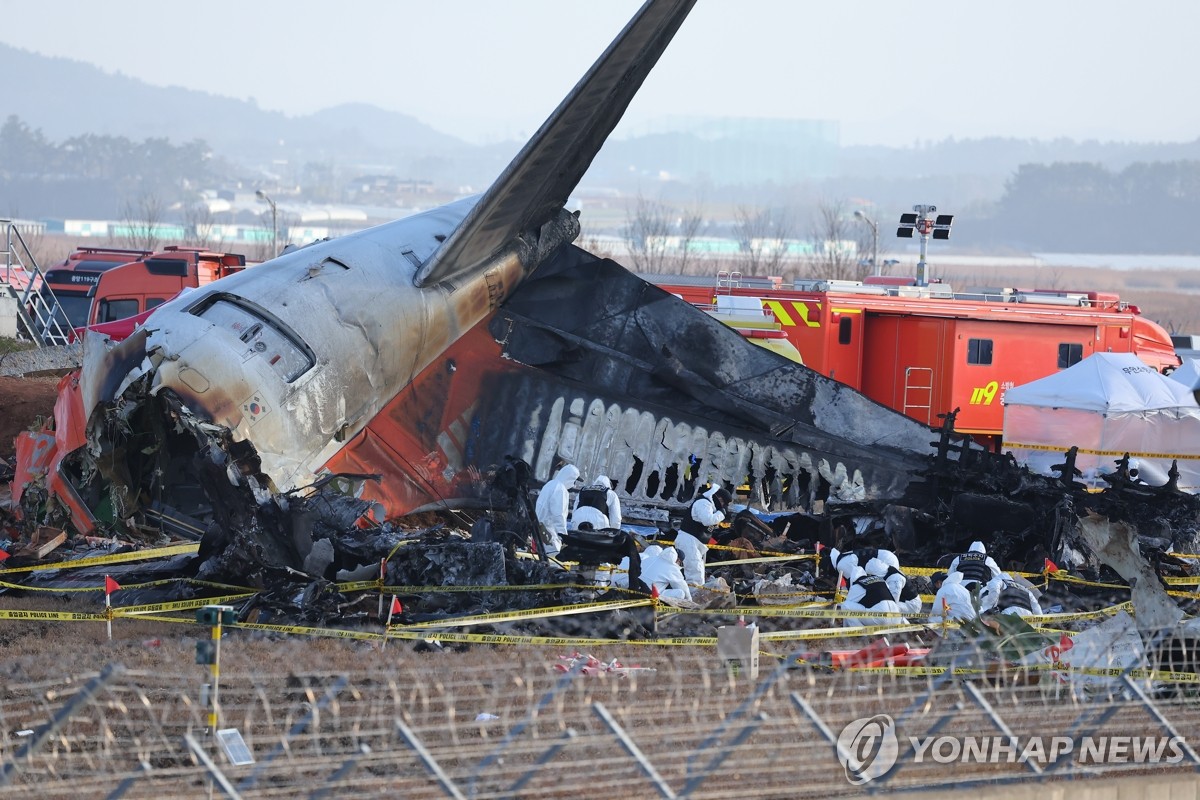 (LEAD) Seoul secures voice files from data recorder of crashed Jeju Air plane: officials ...