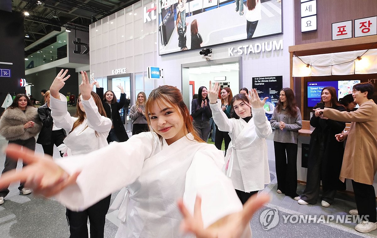 MWC 2025 KT K팝 스테이지 오픈 | 연합뉴스